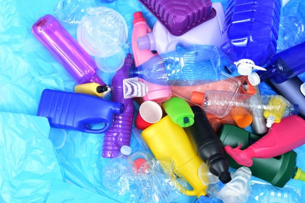 Cum se colectează corect plasticul și de ce este important să îl reciclăm?